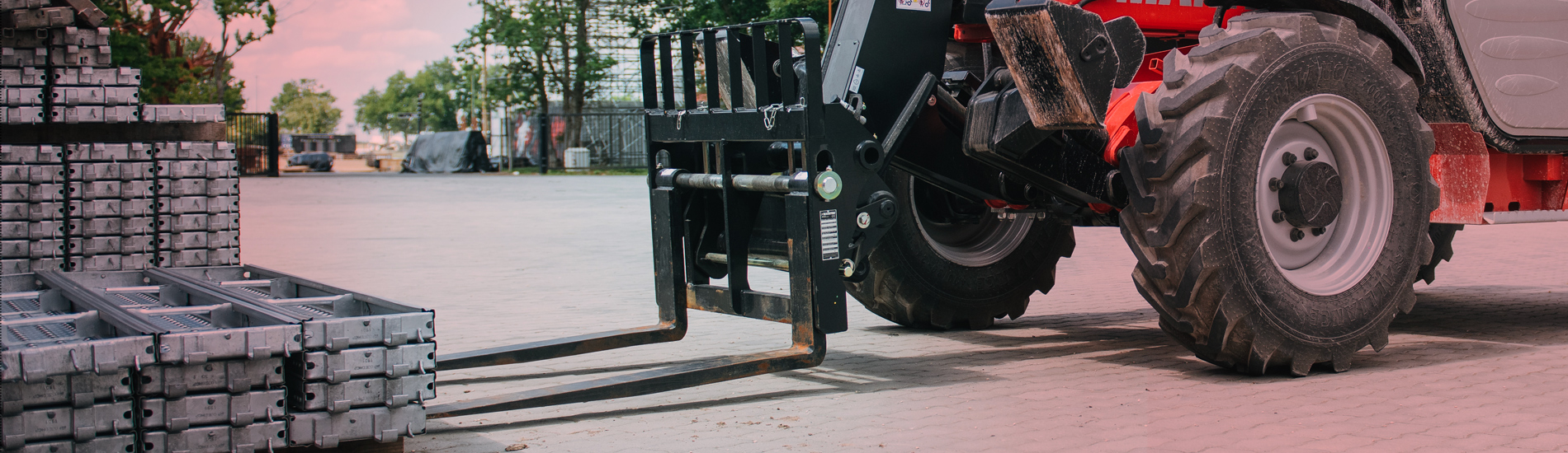 Floating fork carriage with leveling - Manitou